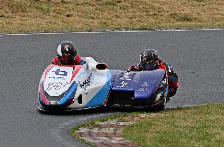 IDM Sidecar: Reeves dominiert Regenchaos - IDM